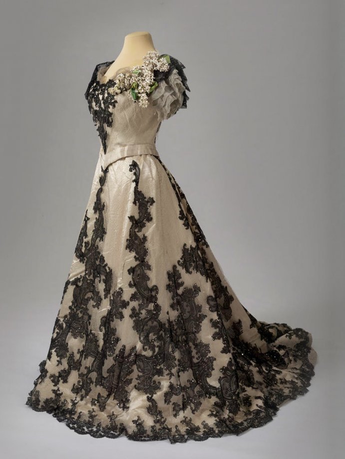 Living to dance, dancing to live: the Russian ball, a cultural phenomenon